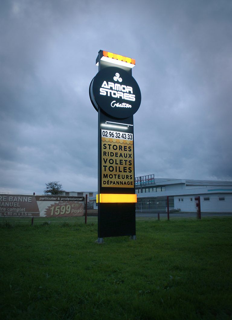 Totems publicitaires sur-mesure - Armor Enseigne Création